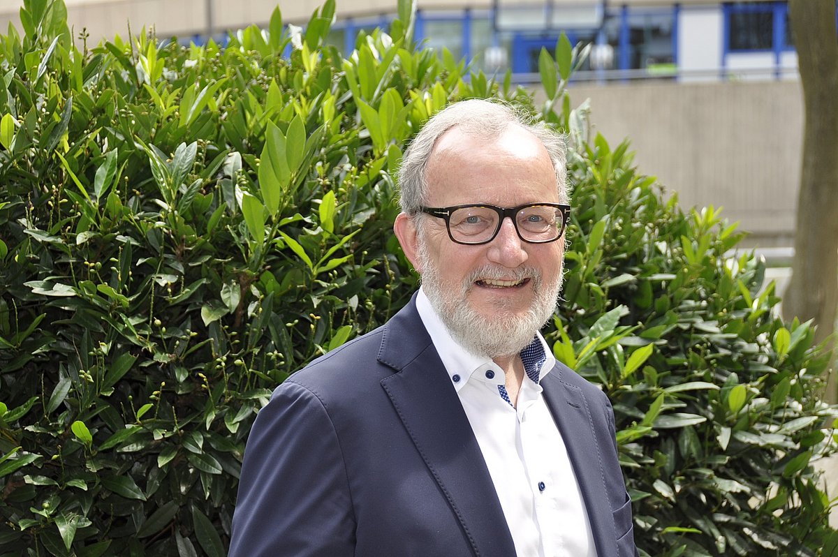 „Jahr100Wissen“: Ein Roman auf der Suche nach der menschlichen Seele